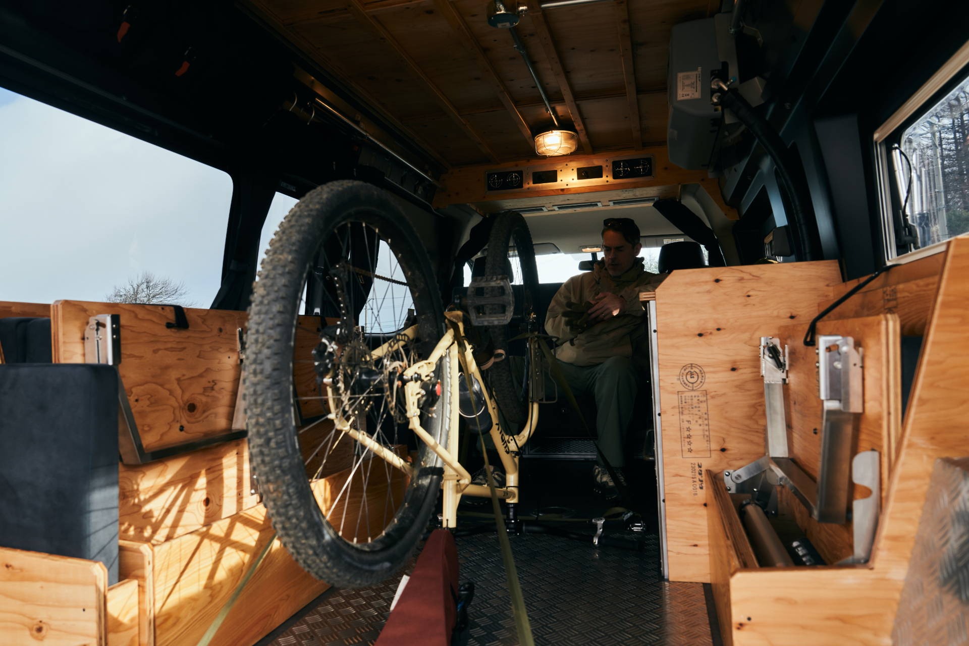 GRIDLESS GARAGE LIFE を体現したGMLVAN G-01 誕生 ｜ 場所と時間に縛られず、偶然出会う感動を - GORDON ...